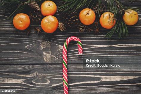 크리스마스 플랫 하다 콘과 아니 스와 귤 평면도와 소박한 나무 배경에 막대 사탕 지팡이 사탕 메리 크리스마스 계절 인사말 해피