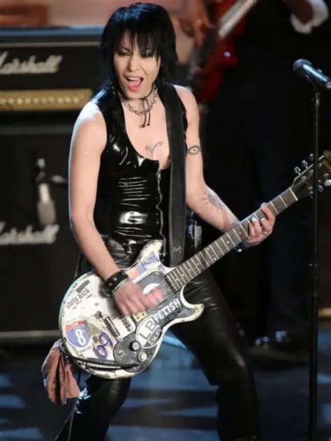 12 Famous Female Electric Guitarists Of All Time Silent Guitar