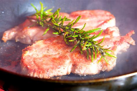 화염과 함께 그릴에 쇠고기 스테이크 향신료와 함께 구운 쇠고기 스테이크 격리 육즙이 많은 스테이크 향신료와 중간 희귀 쇠고기 0명에 대한 스톡 사진 및 기타 이미지 Istock