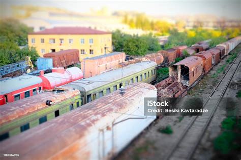 수리 및 쓸모없는 마차와 기차 마당 포스트 소련 열차와 트빌리시에서 기차 마당 0명에 대한 스톡 사진 및 기타 이미지 0명 고대의 구소련 Istock