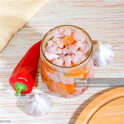 여름 작물과 수확의 수제 통조림 야채 채식 다이어트 건강에 좋은 음식 마늘 피망 당근을 넣은 유리 병에 절인 천연 통조림