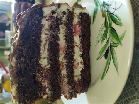 Шоколадный торт с вишней и взбитыми сливками 15 фото в рецепте