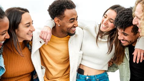 야외에서 여름 휴가를 즐기는 행복한 다문화 사람들 밖에서 산책하는 재미를 느끼는 웃는 친구들 봄에 화창한 날에 어울리는 남자와 여자와의 우정 개념 20 24세에 대한 스톡