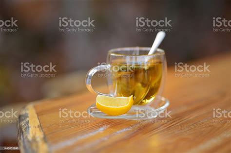 향기로운 차 한잔은 시골 카페의 테이블에 있습니다 차는 많은 국가에서 전통적인 뜨거운 음료입니다 즐거움에 대한 스톡 사진 및 기타 이미지 Istock