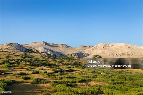 석양이 비치는 배경에 바위와 언덕이 있는 다채로운 녹색 풍경 산 바위 산 푸른 언덕의 고산 풍경 0명에 대한 스톡 사진 및 기타 이미지 Istock