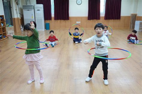 신체활동 훌라후프 훌라후프를 열심히 연습중인 줄기반 친구들이랍니다 자꾸 바닥으로 떨어지는 훌라후프때문에 Flickr 신체활동 훌라후프 훌라후프를 열심히 연습중인 줄기반 친구들이랍니다 자꾸 바닥으로 떨어지는 훌라후프때문에 Flickr