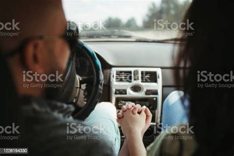 젊은 즐거운 커플 여행 로 자동차 관광에 대한 스톡 사진 및 기타 이미지 관광 관광객 교통수단 Istock