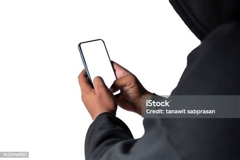 클로즈업 마스크와 검은색 후드티를 착용한 익명의 해커가 클리핑 패스가 있는 빈 흰색 화면이 있는 스마트폰을 과시한다 해킹 및 맬웨어 개념 Illegals Program에