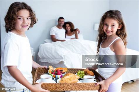 부모에 대 한 아침 식사 트레이 운반 하는 아들과 딸의 초상화 20 29세에 대한 스톡 사진 및 기타 이미지 20 29세 25 29세 30 39세 Istock