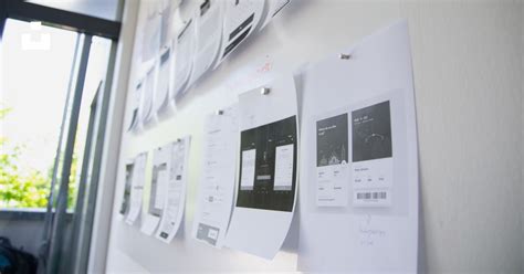 흰 벽에 붙어있는 흰 종이 사진 Unsplash의 무료 회색 이미지