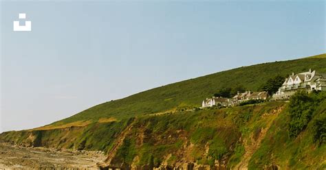 물줄기가 내려다보이는 언덕 위의 집 사진 Unsplash의 무료 바닷가 이미지