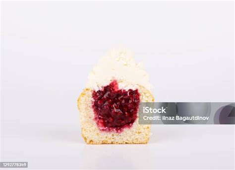 컵케이크는 체리 필링과 화이트 바닐라 아이싱으로 반으로 자른다 0명에 대한 스톡 사진 및 기타 이미지 0명 갈색 거품 내기 Istock