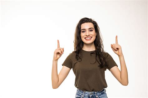 사려 깊은 미소 짓는 여자는 손가락을 들고 가리키고 좋은 지적이나 아이디어를 가지고 광고를 보여주고 흰색 배경에 서 있다 가리키기에 대한 스톡 사진 및 기타 이미지 Istock