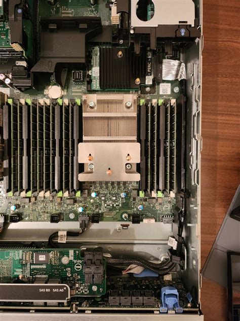 Poweredge R Xd Doesn T See More Than Disks On Front Backplane