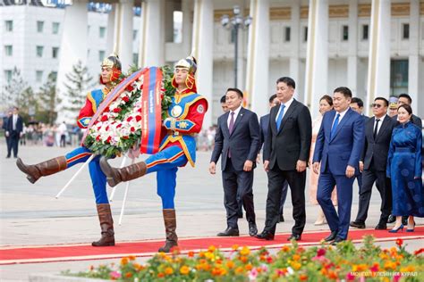 Жанжин Д Сүхбаатарын хөшөөнд цэцэг өргөж Эзэн Чингис хааны хөшөөнд хүндэтгэл үзүүллээ