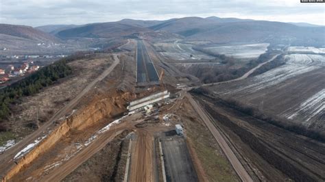 Autostrada Prishtinë Gjilan Kantier Ndërtimi Me Gropa E Baltë Lajmet