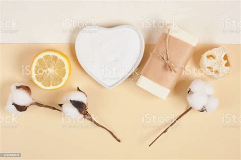 환경 친화적 인 청소 및 바디 케어 키트 레몬 비누 소다 Loofah 스폰지 및 베이지 색 배경에 면화 꽃 제로 폐기물 라이프 스타일 개념 0에 대한 스톡 사진 및 기타
