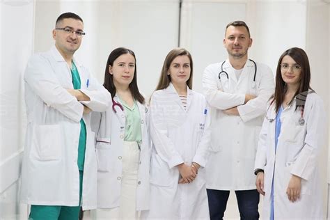 Лекарите и учителите в Албания ще получат увеличение на заплатите с 6 процента през 2023 г Утро