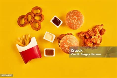 상위 뷰 햄버거 감자 튀김 및 노란색 바탕에 후 라 이드 치킨 텍스트에 대 한 공간을 복사 웃옷에 대한 스톡 사진 및 기타 이미지 Istock