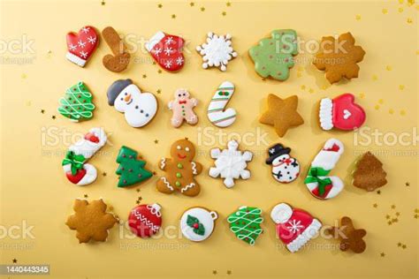 노란색 표면에 모듬 크리스마스 진저 브레드 쿠키 휴일 개념 0명에 대한 스톡 사진 및 기타 이미지 0명 개념 개념과 주제 Istock