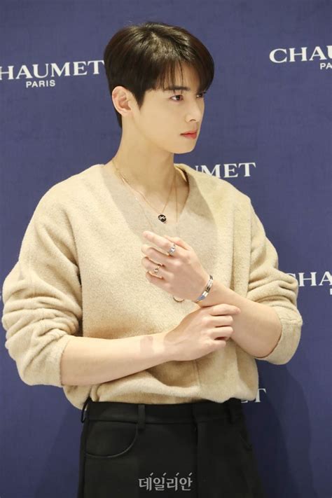 차은우 옆모습만 봐도 멋져