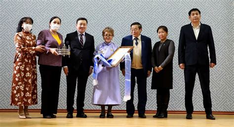 Баянгол ИТХ Нийслэлийн шилдэг өрх шагналаа гардлаа