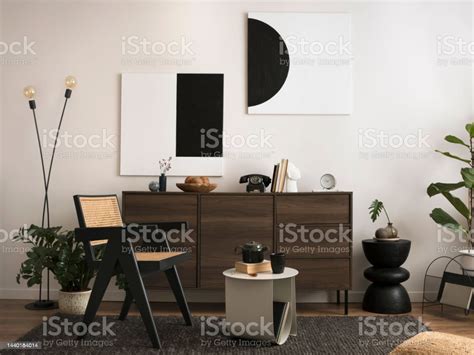 모의 포스터 프레임 식물 회색 카펫 램프 나무 화장실 등나무 의자 세련된 커피 테이블 및 개인 액세서리로 거실 인테리어의 창의적인 퇴비 가정 장식 템플렛 0명에 대한 스톡