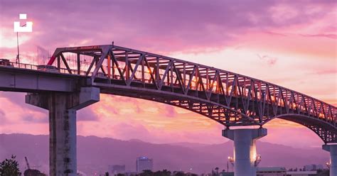 낮에는 흐린 하늘 아래 강을 가로지르는 하얀 콘크리트 다리 사진 Unsplash의 무료 브리지 이미지