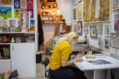 전담적이고 창의적인 여성 아티스트 그녀의 아트 스튜디오에서 예술 만들기 50 54세에 대한 스톡 사진 및 기타 이미지 50 54세 개성 개념 고풍스런 Istock