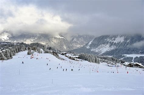 겨울에는 프랑스 알프스 의 슬로프에서 스키 리조트 전망 산에 대한 스톡 사진 및 기타 이미지 산 스키 스키타기 Istock