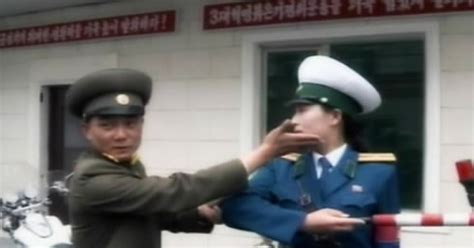 훈련받는 북한 교통 여경