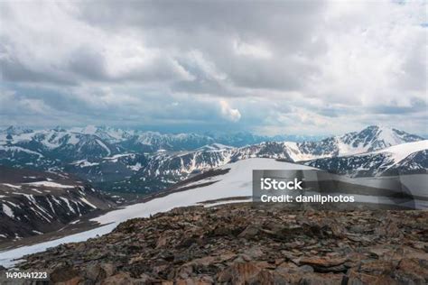 흐린 하늘 아래 눈 산과 멋진 고산 풍경 흐린 매우 높은 고도에서 경치 좋은 산 풍경 눈이 내리는 석조 언덕에서 눈 덮인 산맥까지 아름다운 분위기의 경치 0명에 대한 스톡