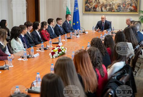 Предизвикателствата пред международния дневен ред обсъди президентът Румен Радев със студенти Утро