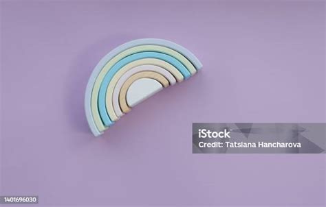 어린이 나무 환경 친화적 인 장난감 반원 색상 레인보우 색상 파란색 밝은 녹색 회색 배경에 진한 흰색 위에서보기 0명에 대한