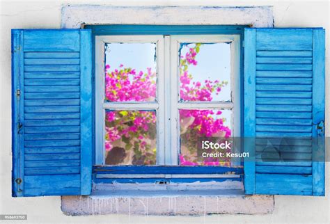 블루 셔터를 가진 아름 다운 빈티지 그리스 창입니다 전형적인 그리스 그림 그리스에 대한 스톡 사진 및 기타 이미지 그리스 창문 그리스 문화 Istock