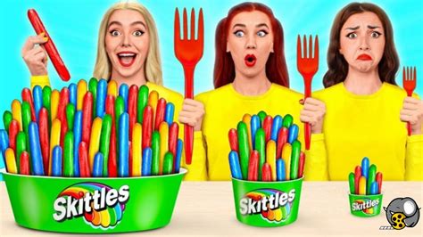 تفریح و سرگرمی چالش خوراکی بزرگ متوسط و کوچک نودل های رنگی تند فیلو