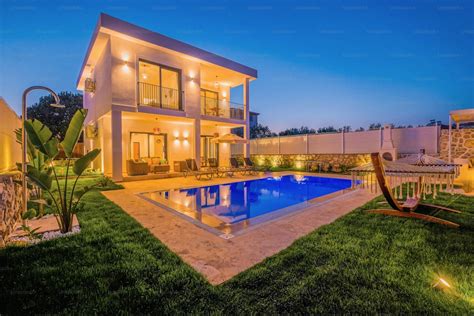 마당에 수영장이 있는 집 사진 Unsplash의 외관 디자인 이미지