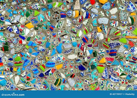 Сломленные блюда керамики в предпосылке стены Стоковое Изображение