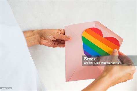 여자는 무지개의 색상에 손 봉투와 마음을 보유하고있다 젊은 아름다운 소녀입니다 성소수자 자부심의 달 나온다 레즈비언 게이 양성애자 트랜스젠더 Lgbtq 플래그 사랑 인권