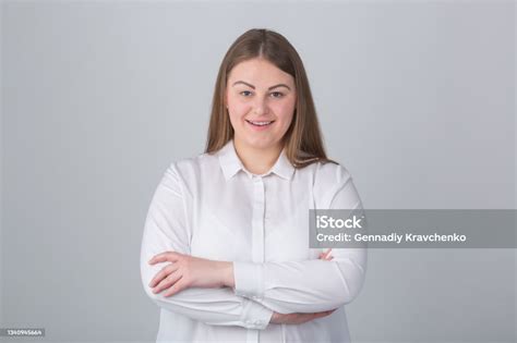 해피 플러스 사이즈 우먼 스튜디오에서 정장 흰색 셔츠를 입고 쾌활한 과체중 젊은 여성 양성과 기분을 표현하는 젊은 성인 모델 30 34세에 대한 스톡 사진 및 기타 이미지