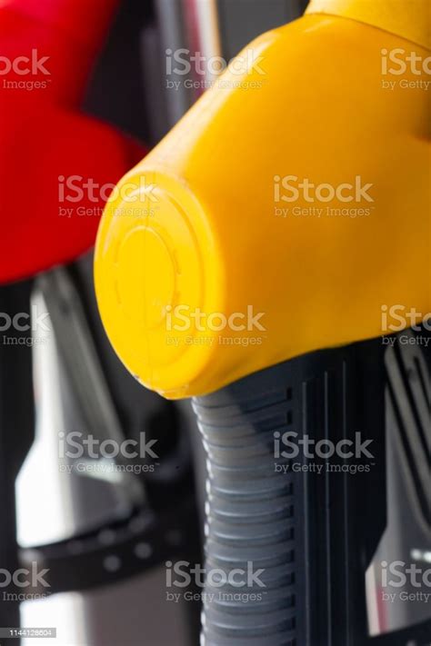 가솔린과 디젤 연료에 근접 연료 노즐 주유소 펌프 남자는 노즐을 들고 자동차 연료로 가솔린을 급 유 필드의 제한 된 깊이입니다 0명에 대한 스톡 사진 및 기타 이미지