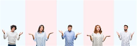 화려한 고립 된 배경 위에 젊은 사람들의 그룹의 콜라주 팔과 손을 제기와 함께 뭉 클 하 고 혼란 스러운 표현 의심의 개념입니다 어깨를 으쓱거림에 대한 스톡 사진 및 기타