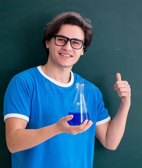 Jovem Estudante Do Sexo Masculino Na Sala De Aula Foto De Stock Imagem De Descoberta Quadro