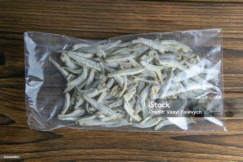 나무 배경에 흰색 라벨이있는 투명 한 패키지에 말린 소금에 절인 멸초 스낵 생선 맥주 클로즈업 Diy에 대한 스톡 사진 및 기타 이미지 Istock