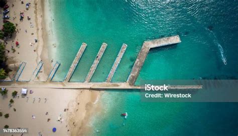 수정처럼 푸른 바다 위로 뻗어 있는 부두와 해안에서 일광욕을 하는 사람들의 공중 전망 결정체에 대한 스톡 사진 및 기타 이미지 결정체 계류 목재 재료 Istock