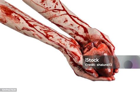 혈액과 할로윈 테마 끔찍한 피 묻은 손을 잡고 스튜디오에서 흰색 배경에 고립 된 인간의 마음을 출혈 찢어진 건강관리와 의술에