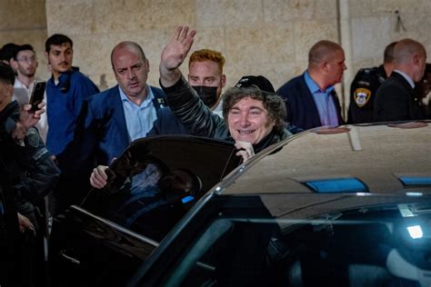 במהלך עצרת בחירות הנשיא אוהד ישראל הותקף באבנים ופונה במהירות עי מאבטחיו המחדש כל החדשות