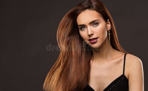 Belleza Modelo Pelo Morena Mujer Con Largo Brillante Recto Cabello
