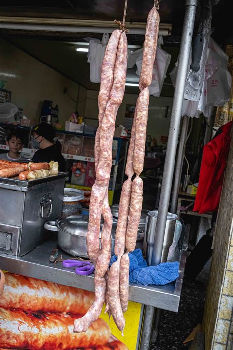 台南香腸【特味香香腸專賣店 山水排特味香商行】新營美食 斜槓賣糯米腸香腸超越本業 蒜頭加滿只能說過癮 傳承超過70年老字號 內行人都胚芽意麵尬香腸帶回家