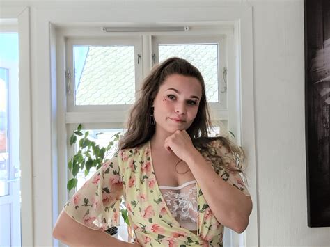 Landet Rundt Sex Og Samliv Thea Caroline 24 Legger Ut På En Uvanlig Turné Om Mange